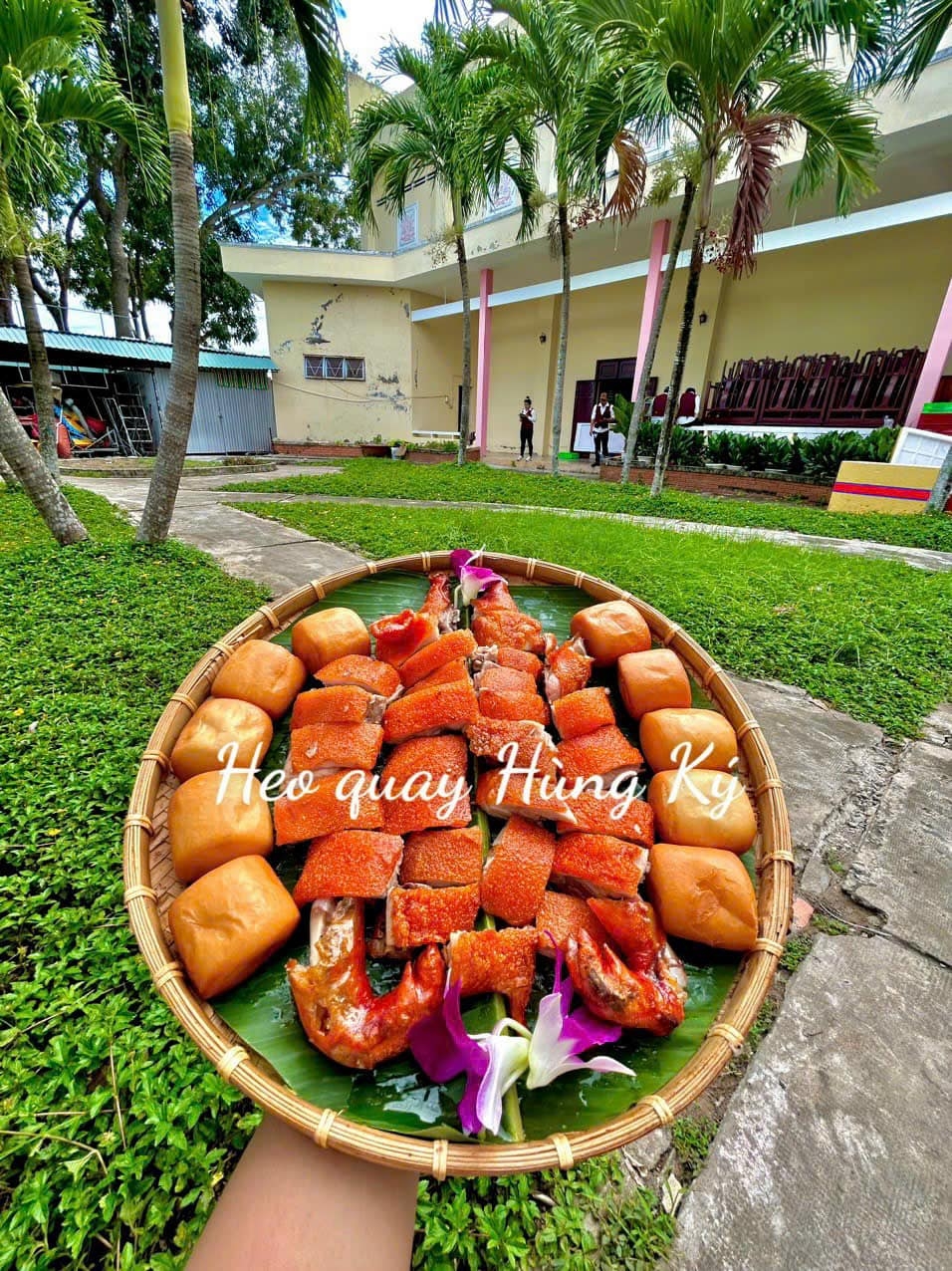 Đặt mua heo sữa quay quận Phú Nhuận cho tiệc cưới sang trọng, trọn vẹn ...
